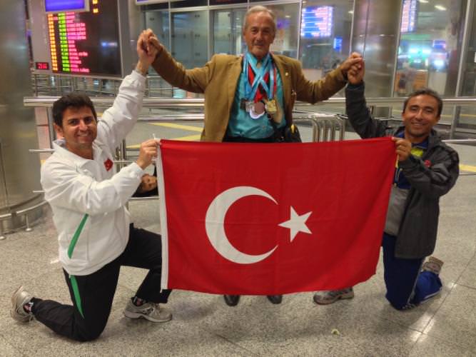 Süper Dede madalyalarla döndü - Spor Haberleri